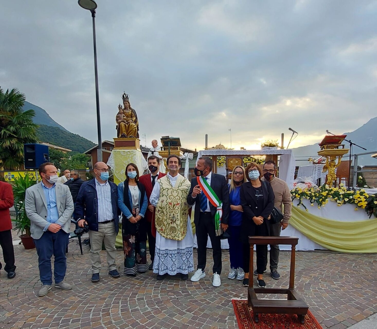 Il caloroso abbraccio a don Simone Caricari - Prima la Valcamonica